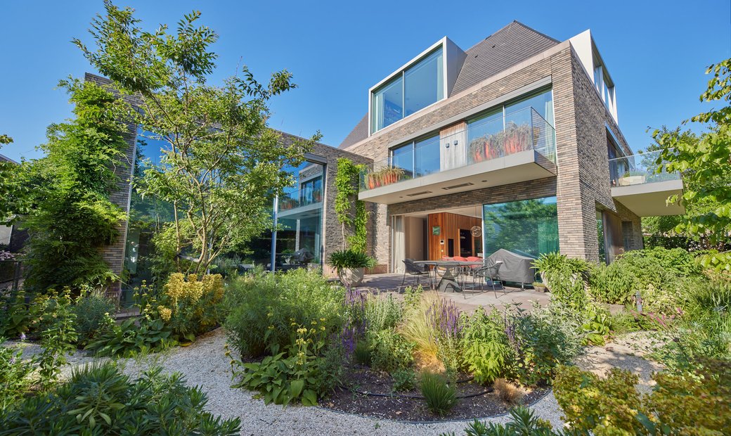 Contemporary Style Villa That Excels In Apollobuurt, North Holland ...