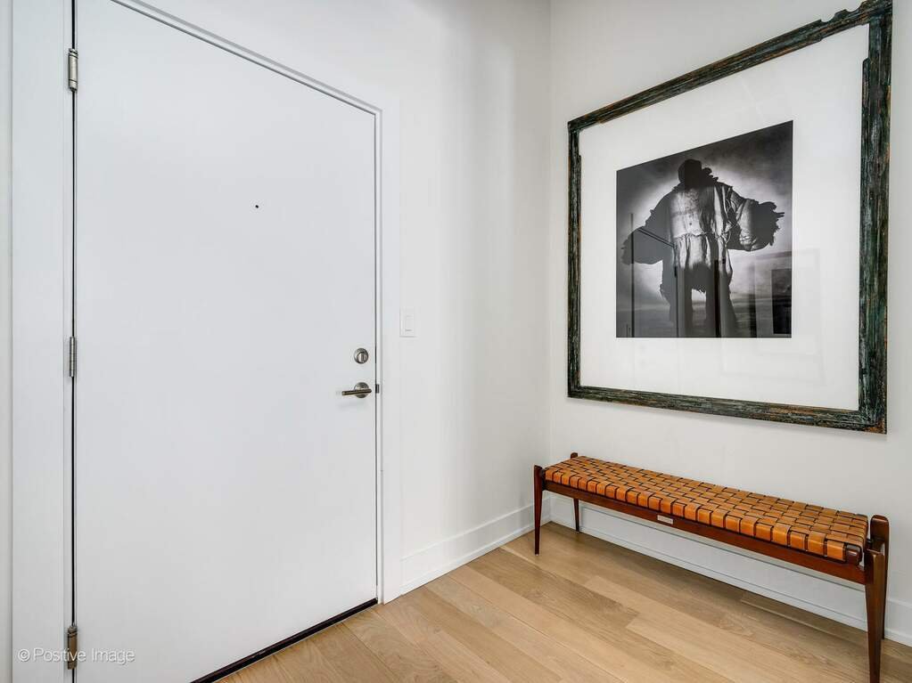 Corner Residence In The Coveted Acorn Loft In Chicago, Illinois, United ...