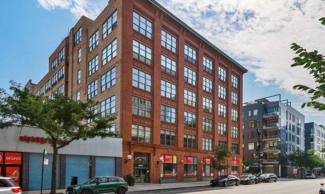 Corner Residence In The Coveted Acorn Loft In Chicago, Illinois, United ...