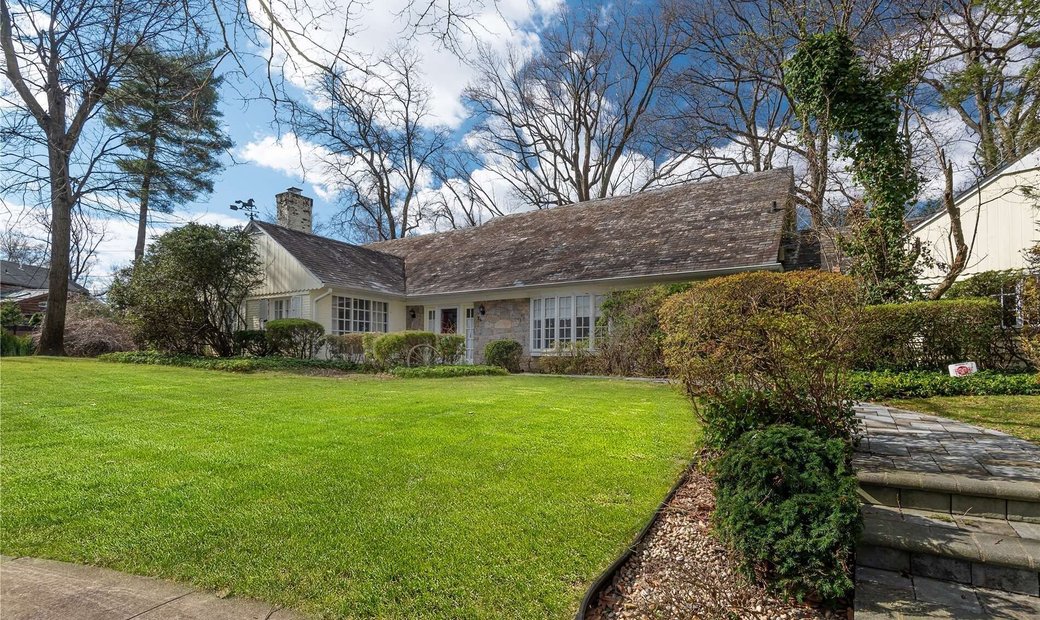 Fabulous Sprawling Ranch House In Great Neck, New York, United States ...