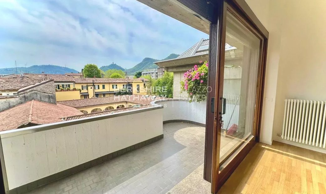 Apartment In A High Class Building In The Historic In Como, Lombardy ...
