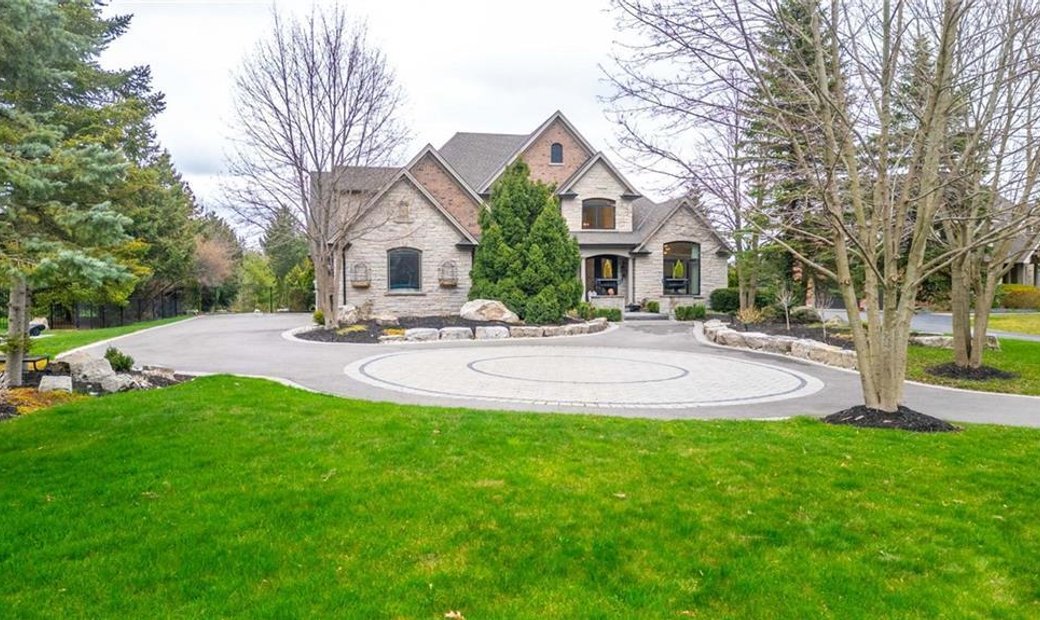 Stunning Bungaloft Located In Desirable Palomino In Hamilton, Ontario ...