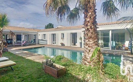 Luxury homes for sale in Charron, Nouvelle-Aquitaine, France | JamesEdition