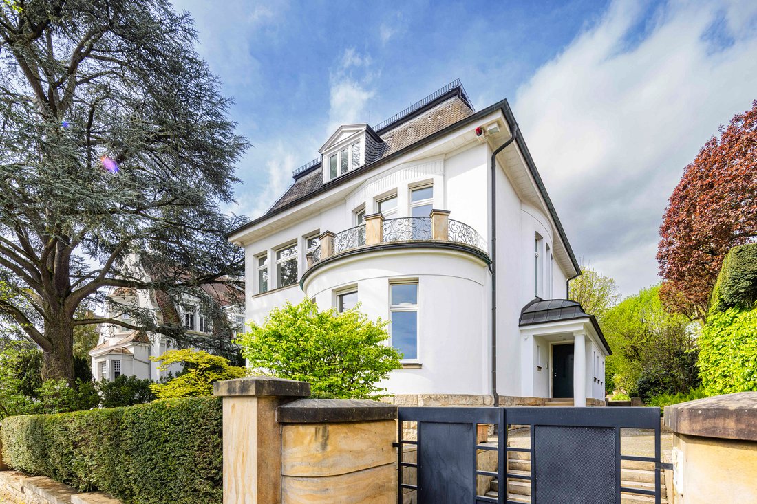 Representative, Elegant And Timeless Family In Wiesbaden, Hessen ...