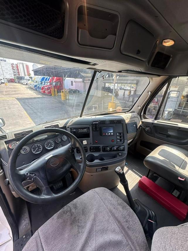 2013 Freightliner Cascadia In West Park, Fl, United States For Sale ...