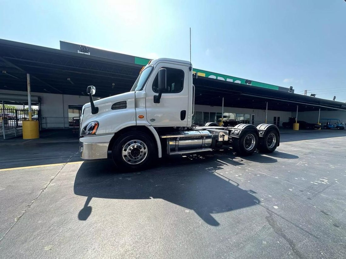 2013 Freightliner Cascadia In West Park, Fl, United States For Sale ...