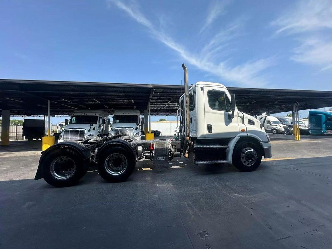 2013 Freightliner Cascadia In West Park, Fl, United States For Sale ...