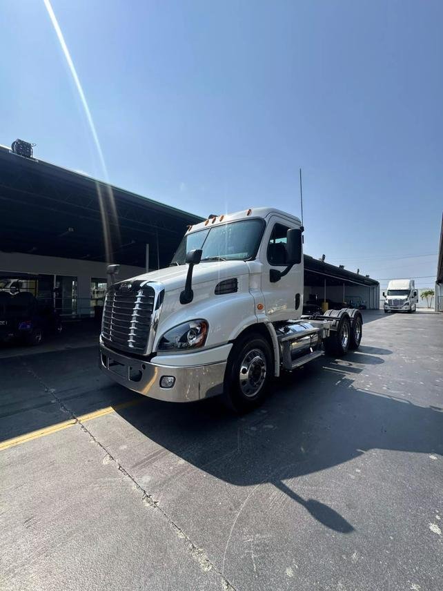 2013 Freightliner Cascadia In West Park, Fl, United States For Sale ...