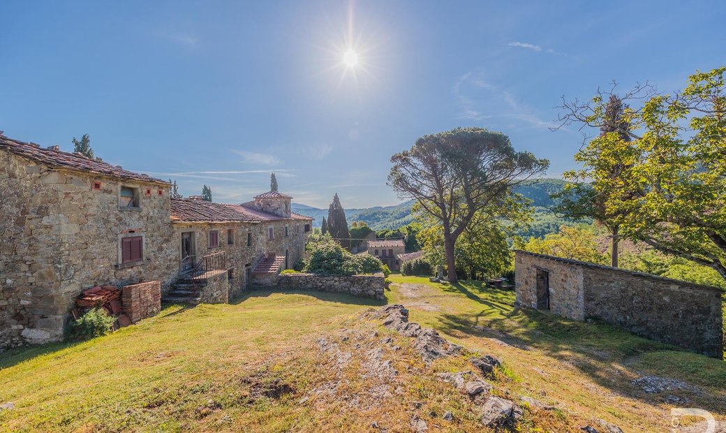 Borgo Histórico En Un Lugar Apartado Con Maravillosas En Talla, Toscana ...