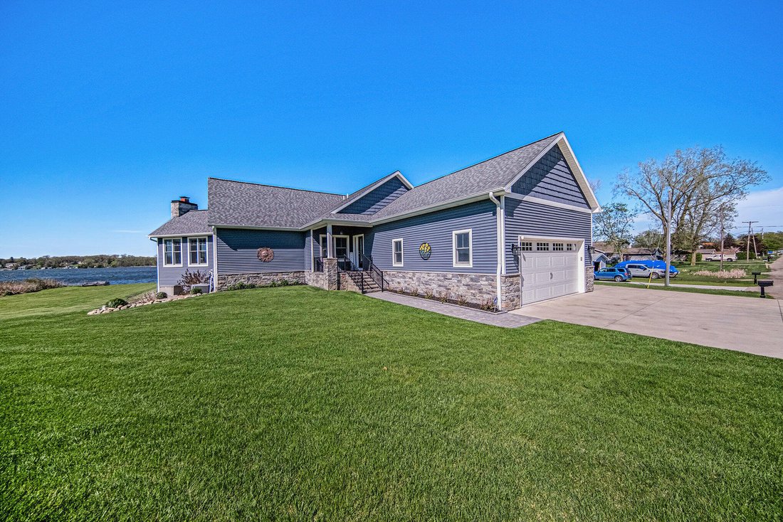 Beautiful Ranch On Big Wolf Lake In Leoni, Michigan, United States For ...