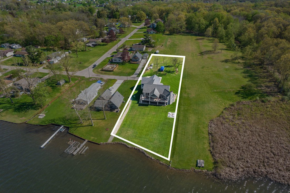 Beautiful Ranch On Big Wolf Lake In Leoni, Michigan, United States For ...