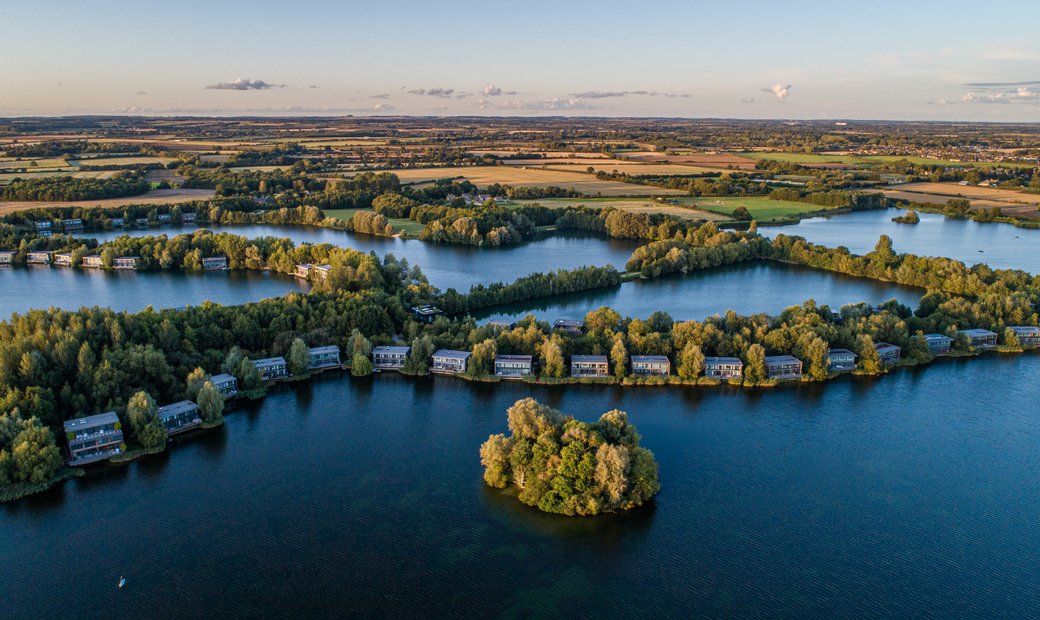 Lakeside Home, 1,300sqft 3 Bed, 3 Bath In Lechlade, England, United ...