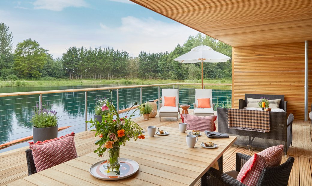 Spacious And Stylish Lakeside Home In Lechlade, England, United Kingdom ...