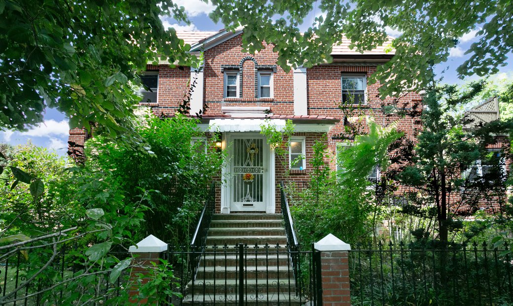 “Beautiful Center Hall Corner Colonial” In New York, New York, United ...