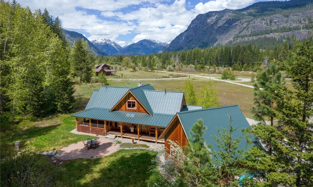 Modern Log Home Living At The Wilson In Winthrop, Washington, United ...