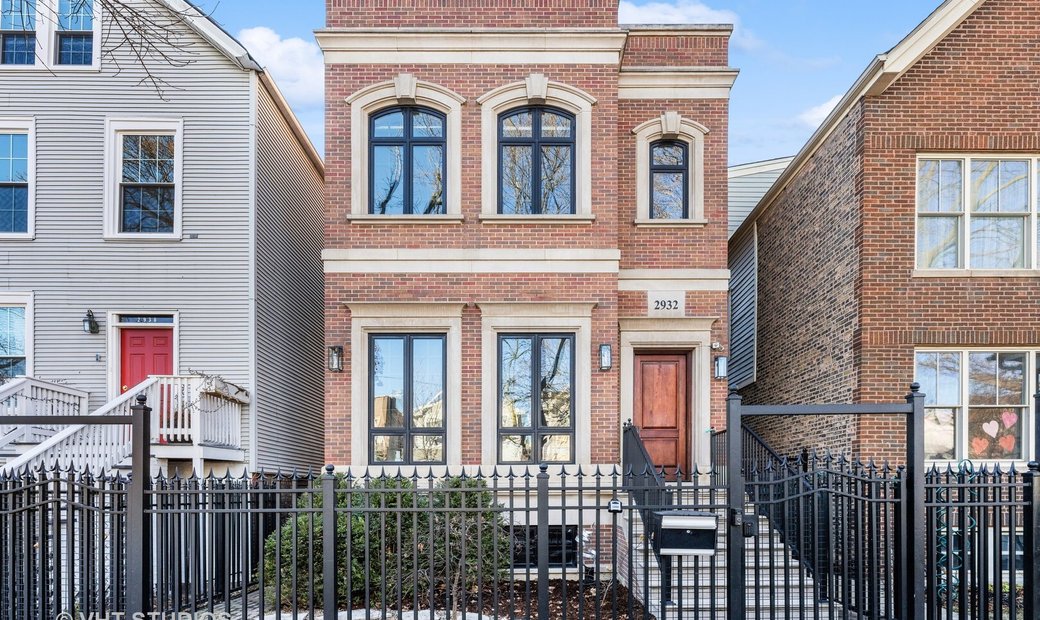 Beautiful Brick And Limestone Home In In Chicago, Illinois, United ...