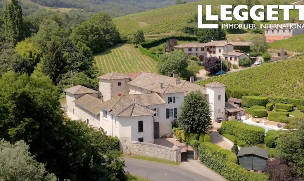Castello Del Xiii Secolo In Pruzilly, Borgogna Franca Contea, Francia ...