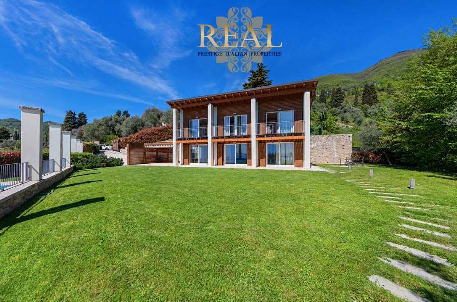 Lac De Garde : Villa Moderne Avec Vue Dans Gardone Riviera, Lombardie ...