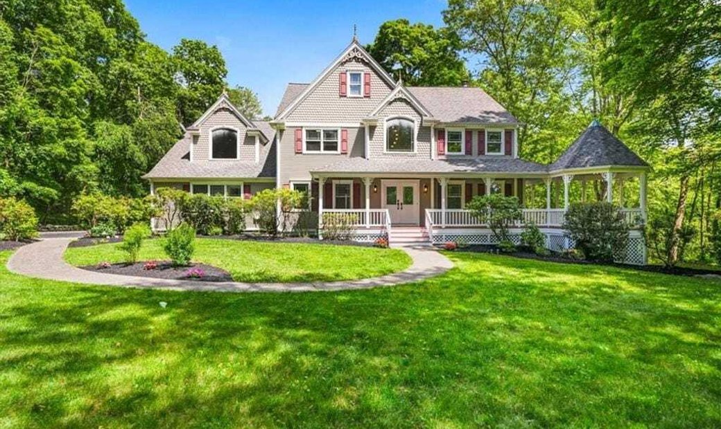Modernized Victorian Colonial Property In Cortlandt, New York, United ...