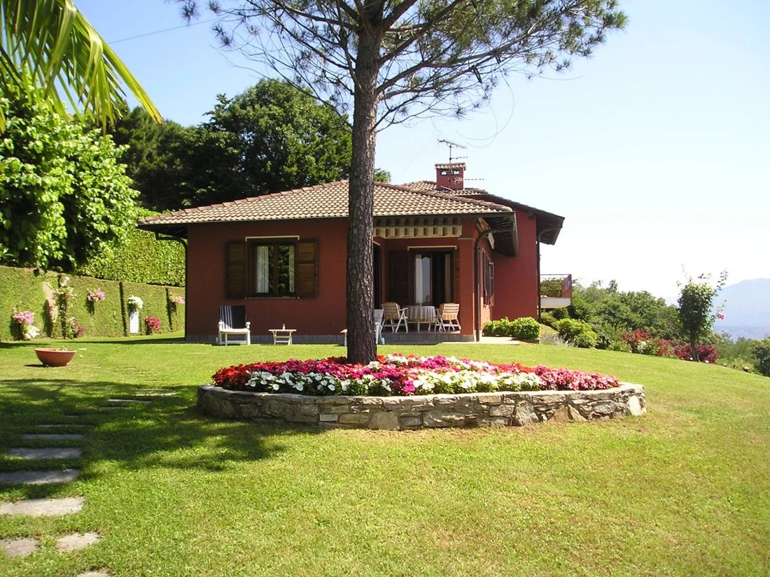 House On Lake Maggiore With Garden And Panoramic View In Lesa, Piedmont ...