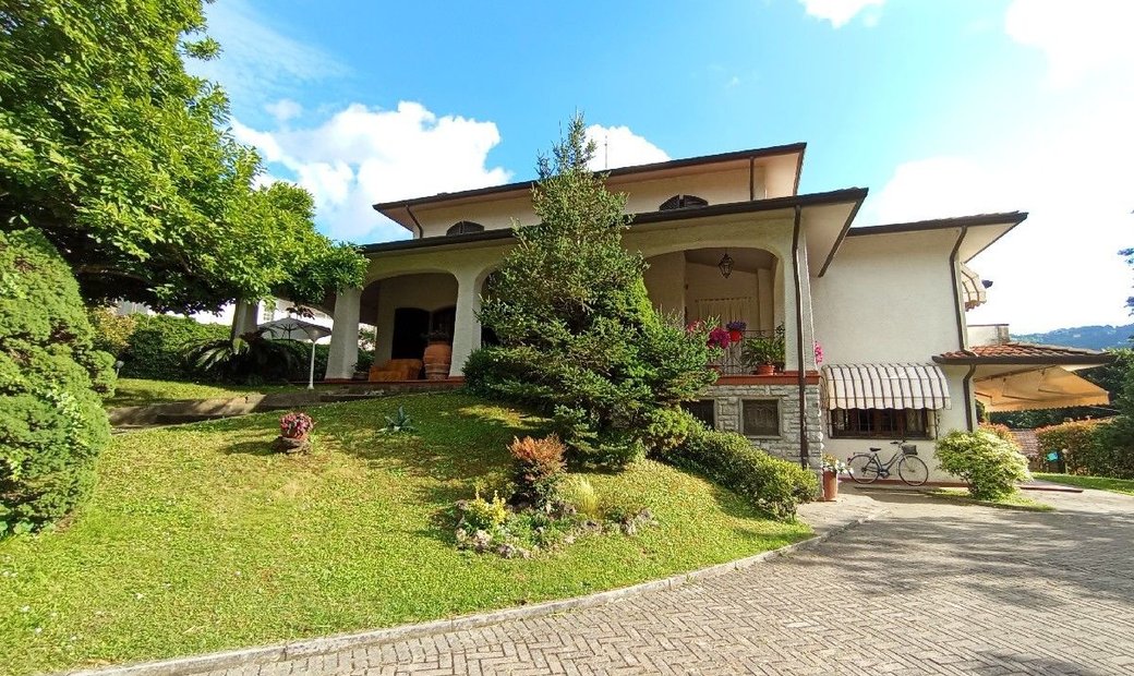 Villa Di Mq 350 . Composta Da Due Abitazioni Che Si In Camaiore ...