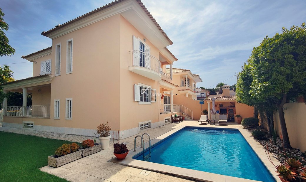 5 Bedroom Family House With Pool In Marisol In Seixal, Setubal ...
