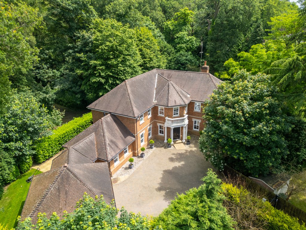 A Modern Gated Stunning Large Family Home In Cobham, England, United ...