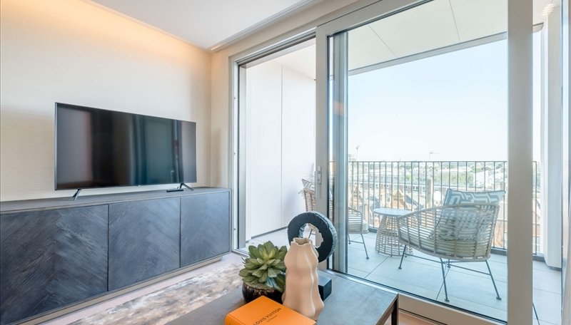 This Stunning 843 Sq Ft Two Bedroom In London, England, United Kingdom ...