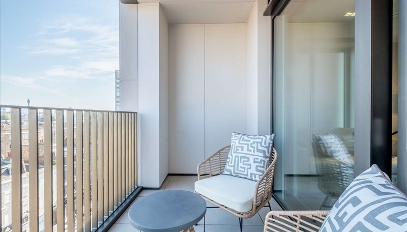 This Stunning 843 Sq Ft Two Bedroom In London, England, United Kingdom ...