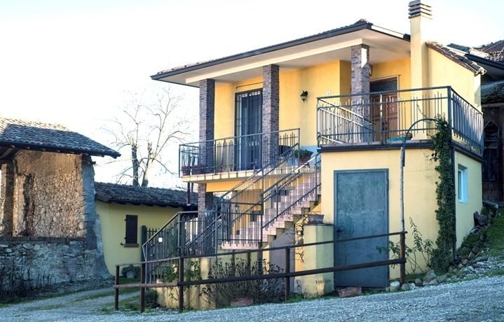 Vendita Indipendente Per Due Famiglie In In Borgo Priolo, Lombardy ...