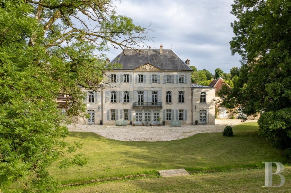Un Château Classé Monument Dans Besançon, Bourgogne Franche Comté ...