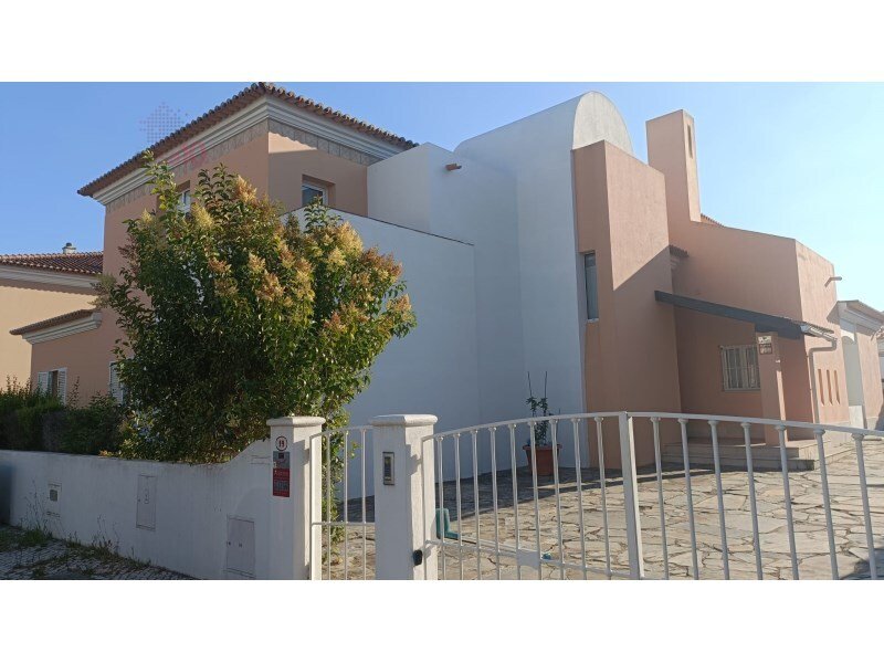 House With 402 M2 And Large Outdoor Garden In In Beja, Beja District ...