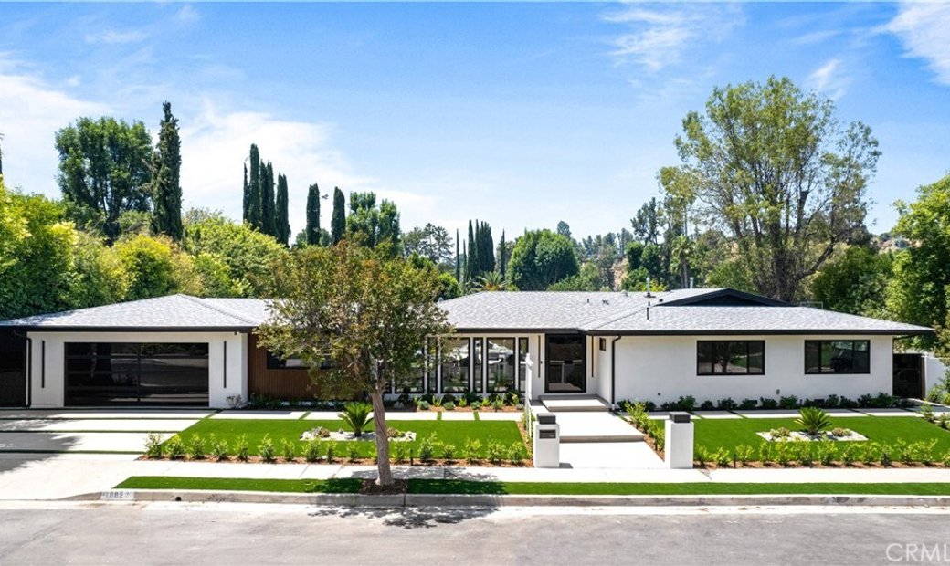 Modern Elegance Meets Outdoor Bliss In Los Angeles, California, United ...