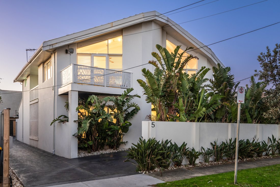 Santuario Moderno Cerca De La Playa Prístina En Aspendale, Victoria ...