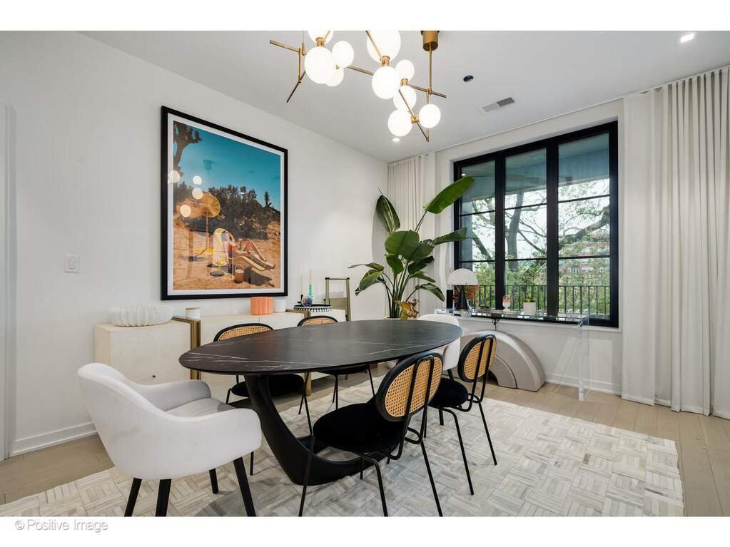 Condominio Ultramoderno En Un Edificio En Chicago, Illinois, Estados ...