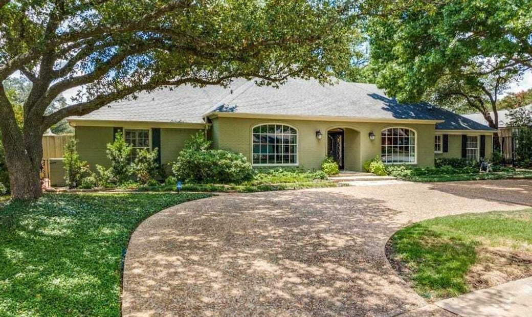 Exceptionally Maintained And Updated House With An In Dallas, Tx ...