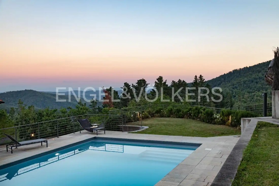 Elegant Modern Villa With Panoramic View In Radda In Chianti, Tuscany ...