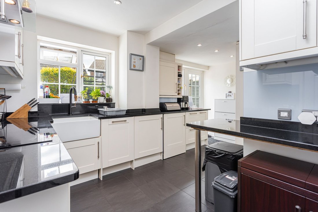 House Crawley In Crawley, England, United Kingdom For Sale (14300036)