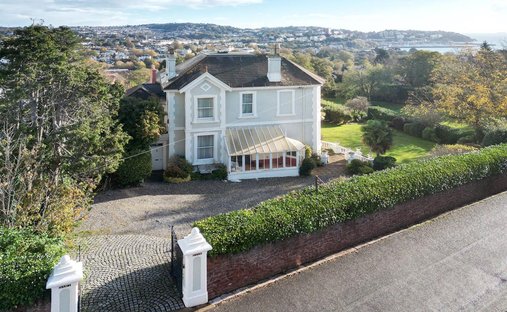 Luxury villas for sale in England, United Kingdom | JamesEdition