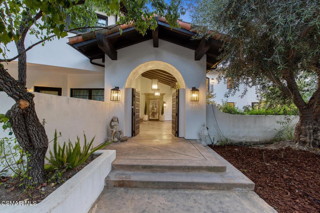 5 Bedrooms Single Family Detached In Agoura Hills, California, United ...