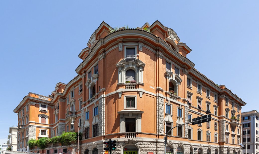 Prestigious Period Building Adjacent To Piazza Del Popolo In Rome ...