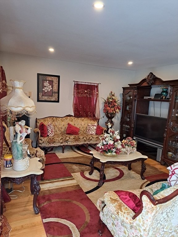 4 Bedrooms Single Family Detached In Chelsea, Massachusetts, United ...