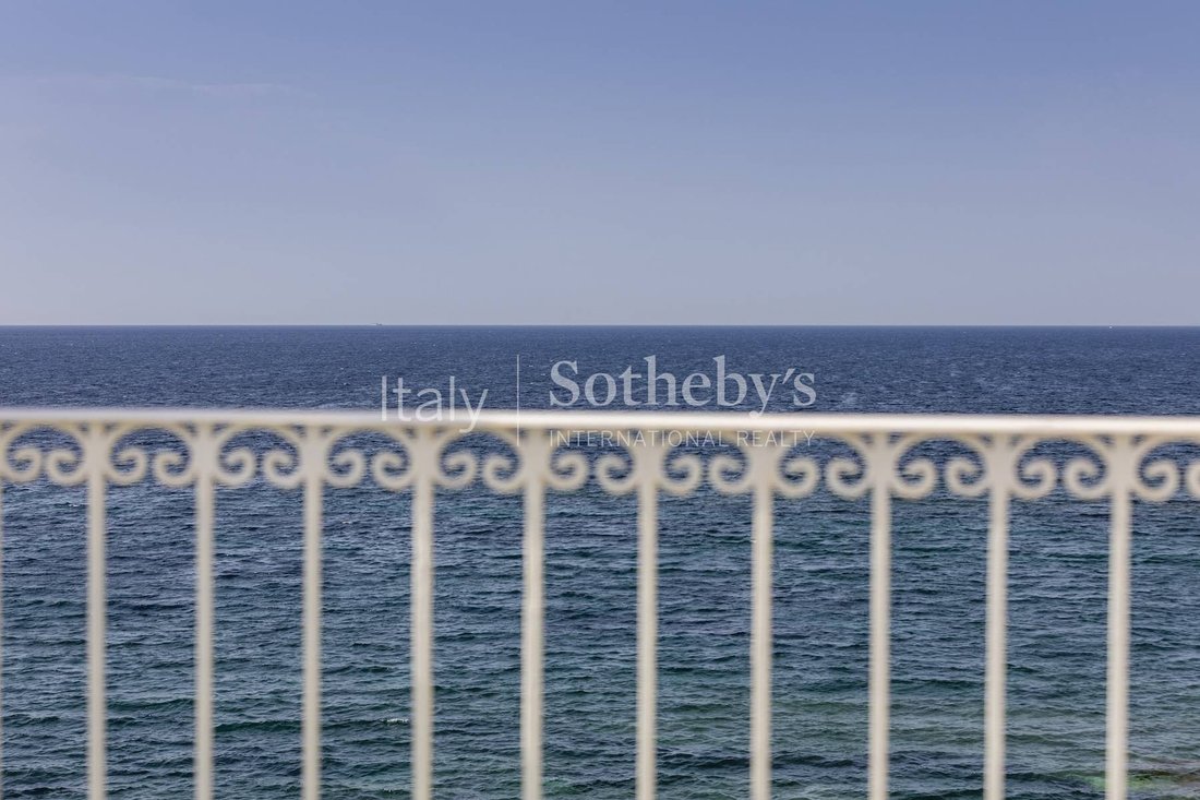 Exclusive Villa With Direct Access To The Sea In Fontane Bianche ...