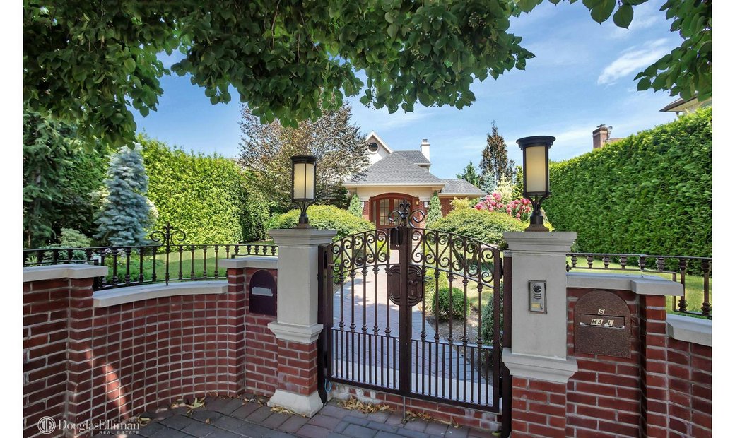 Townhouse Queens In New York, New York, United States For Sale (14565424)