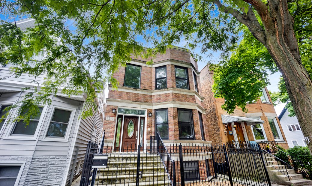 3237 N Leavitt Street In Chicago, Illinois, United States For Sale ...