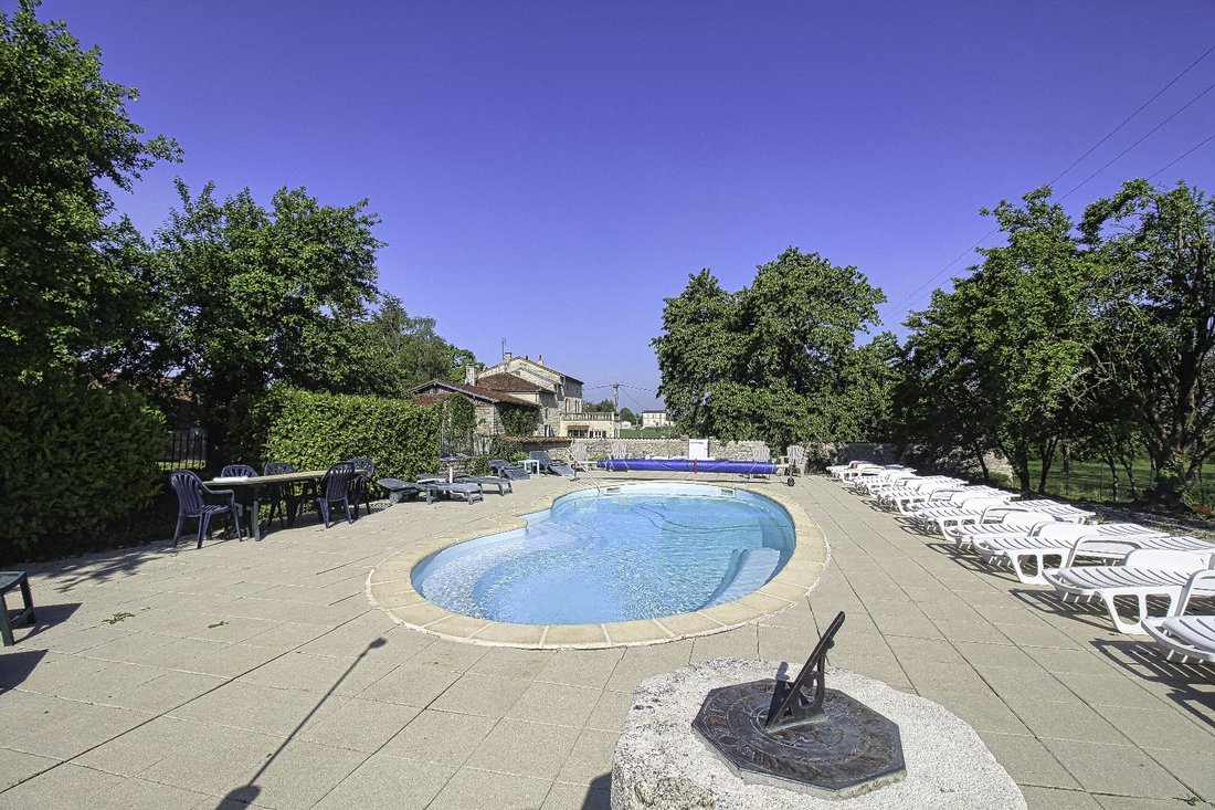 Manoir, 5 Gîtes, Piscine Et Terrain De Dans Vinax, Nouvelle Aquitaine ...