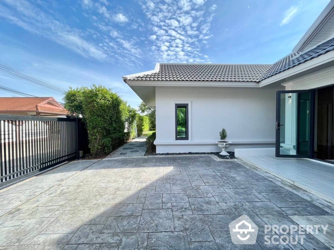 4 Br House At European Thai House Close To In Pattaya City, Chon Buri ...