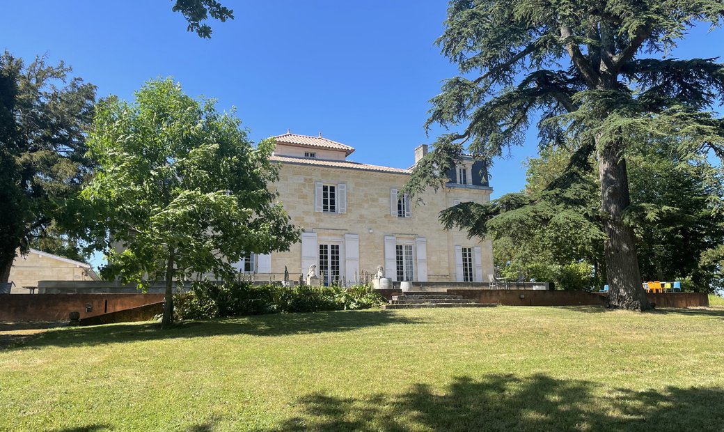 La Chartreuse Avec Sa Maison De Dans Libourne, Nouvelle Aquitaine ...