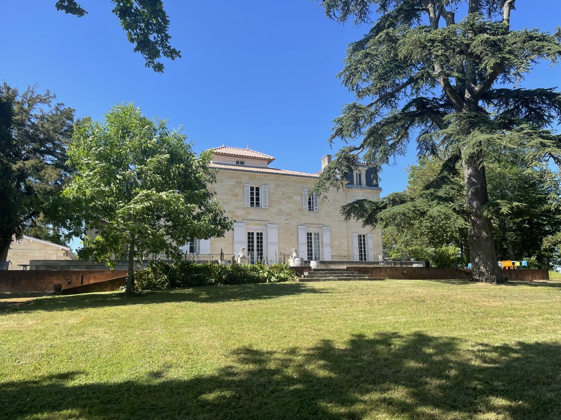 La Chartreuse Avec Sa Maison De Dans Latresne, Nouvelle Aquitaine ...