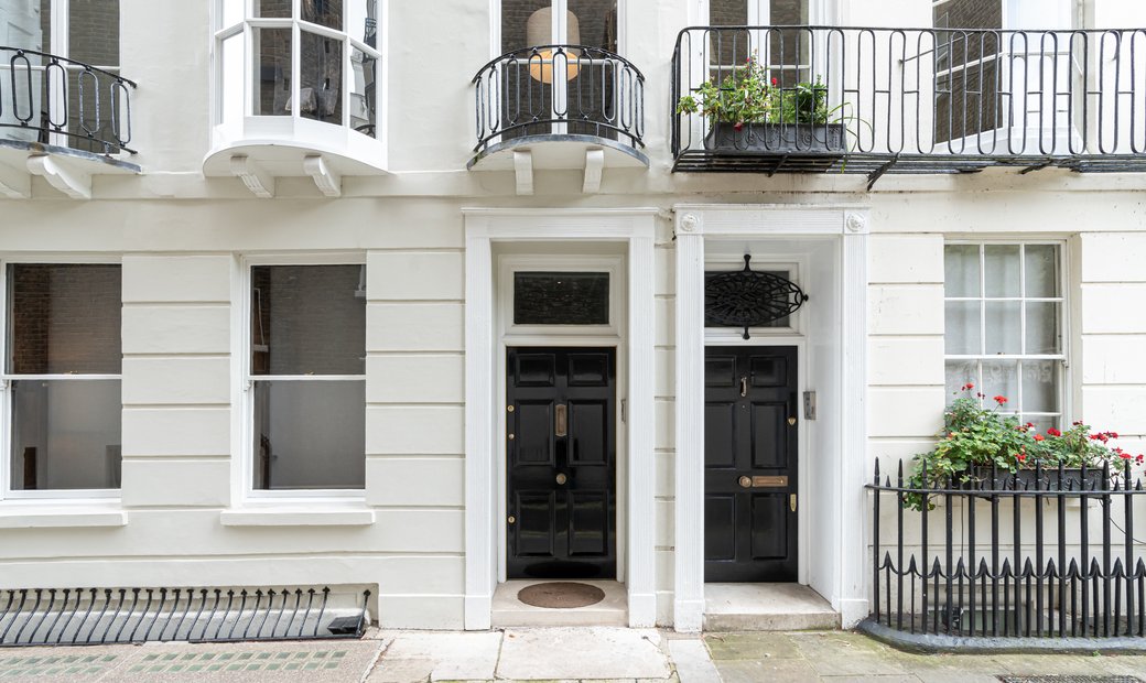 Elegantly Renovated Townhouse With Period In London, England, United ...